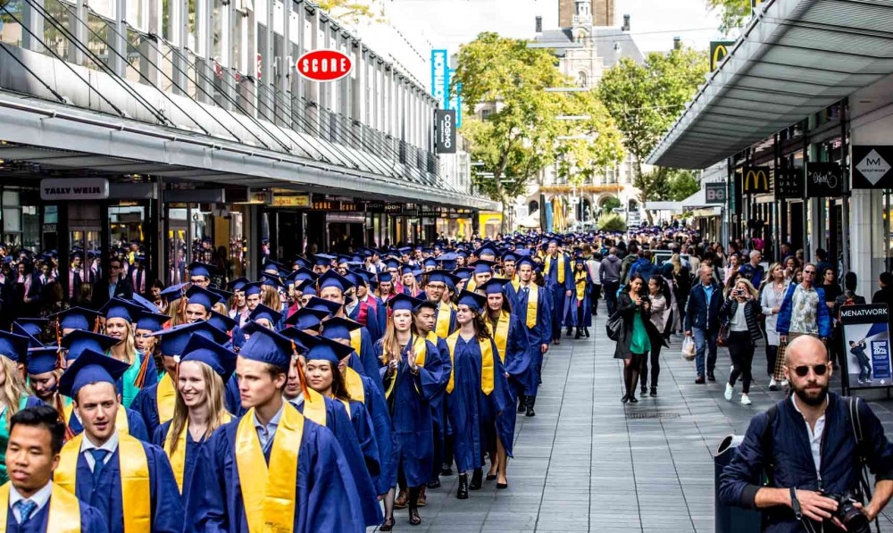 Spectacular procession in city centre for RSM MSc graduates - Rotterdam ...